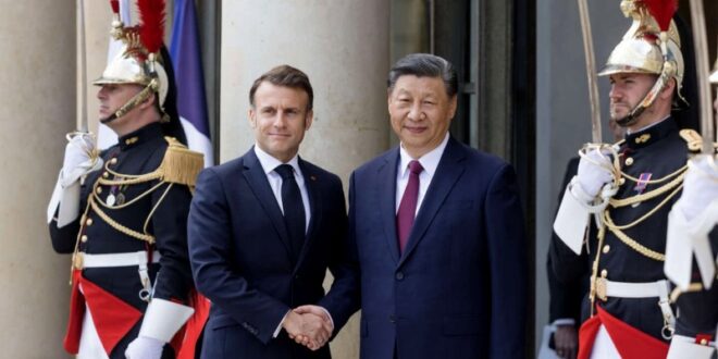 【东西视记】习近平主席到达巴黎进行国事访问 Le président Xi Jinping arrive en France pour une ...